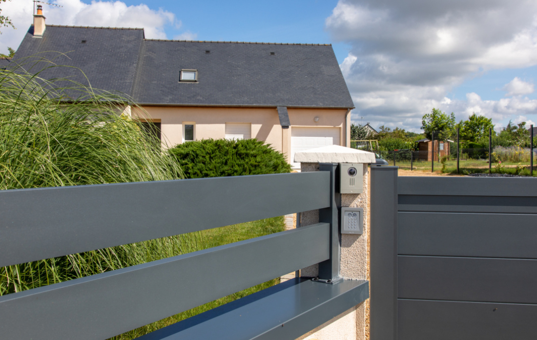 Nos conseils pour bien choisir - Clôture sur muret : choisir la bonne ...