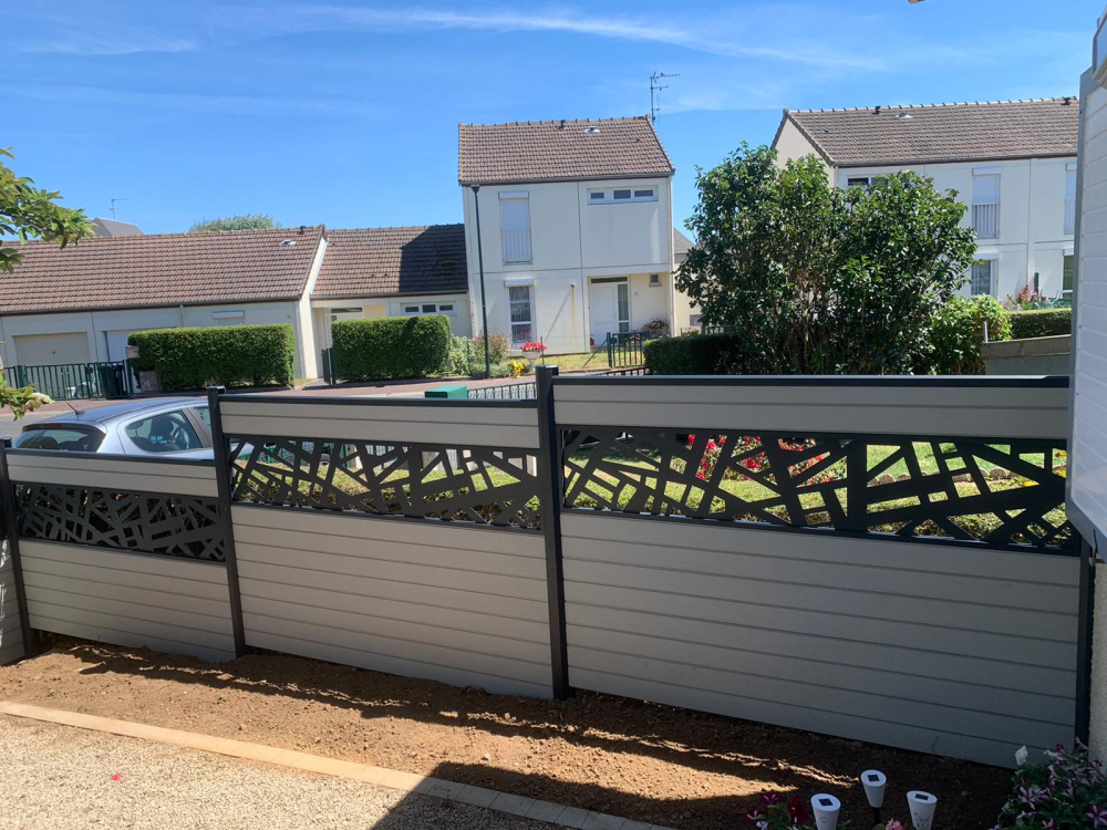 Clôture composite avec décor
