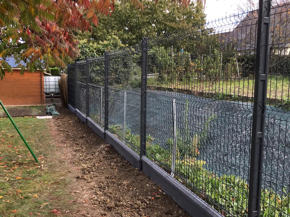 Clôture grillage rigide avec plaque de soubassement