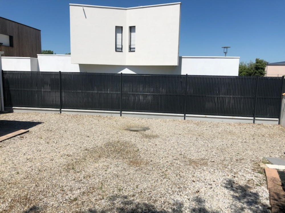 Clôture grillage rigide avec soubassement et occultants