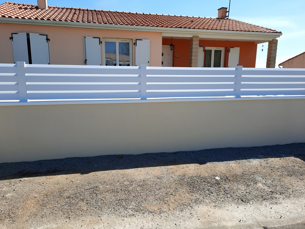 Clôture PVC DoMaPlast' sur mûret Clôture PVC DoMaPlast' sur mûret