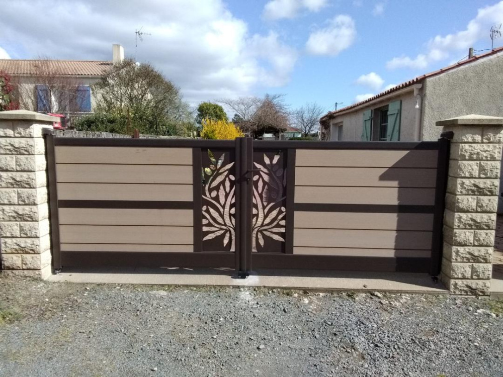Portail battant composite avec décor