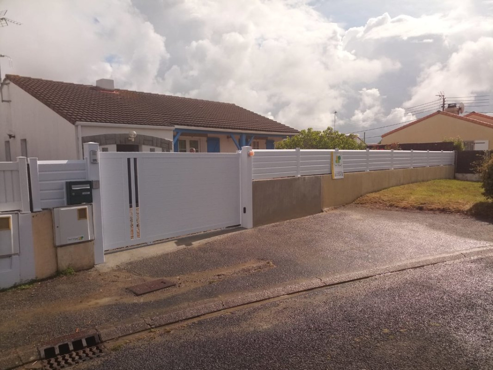 Portail coulissant et clôture sur muret