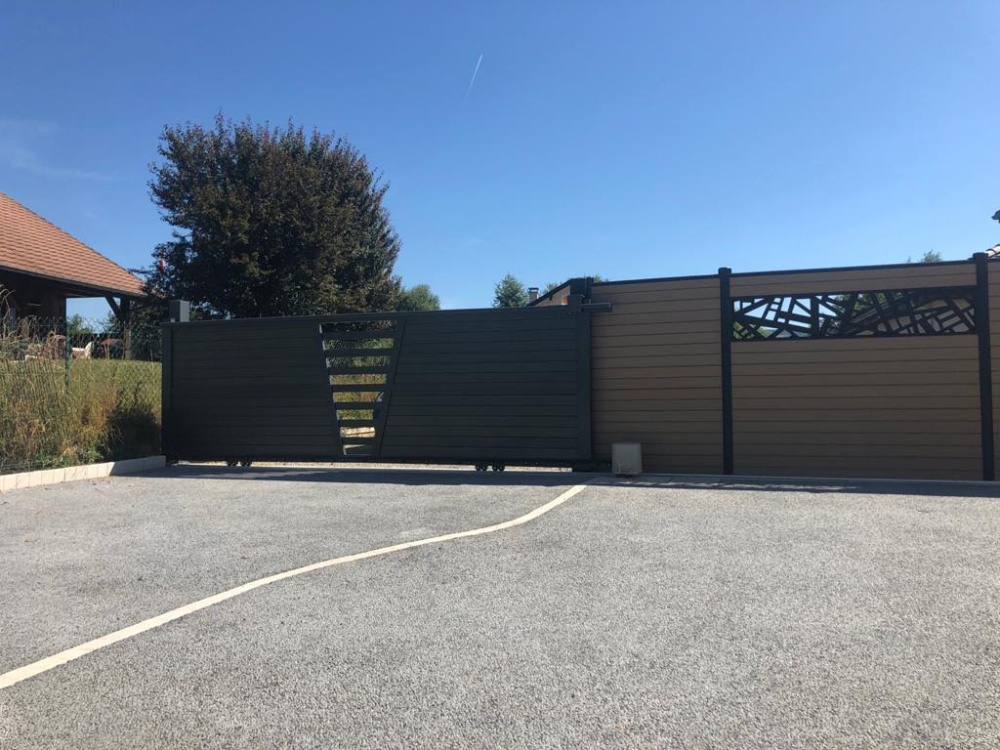 Portail coulissant et clôture composite