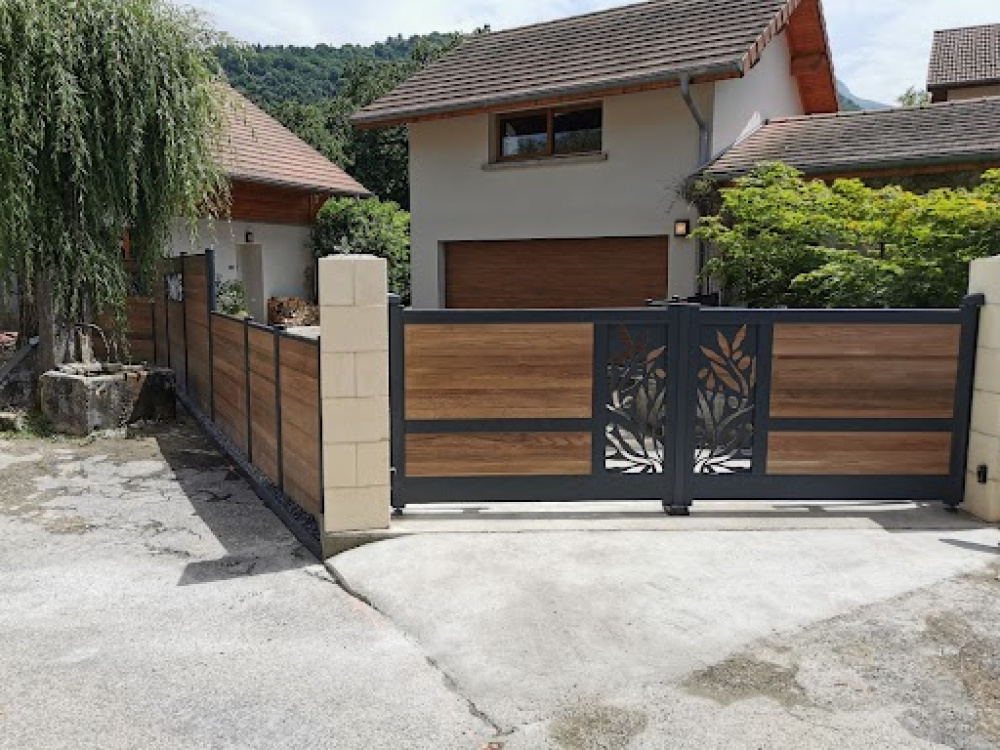 Portail battant composite