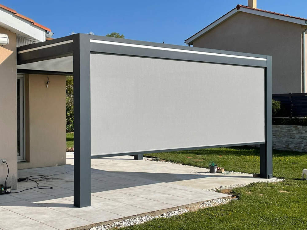 Pergola bioclimatique avec store