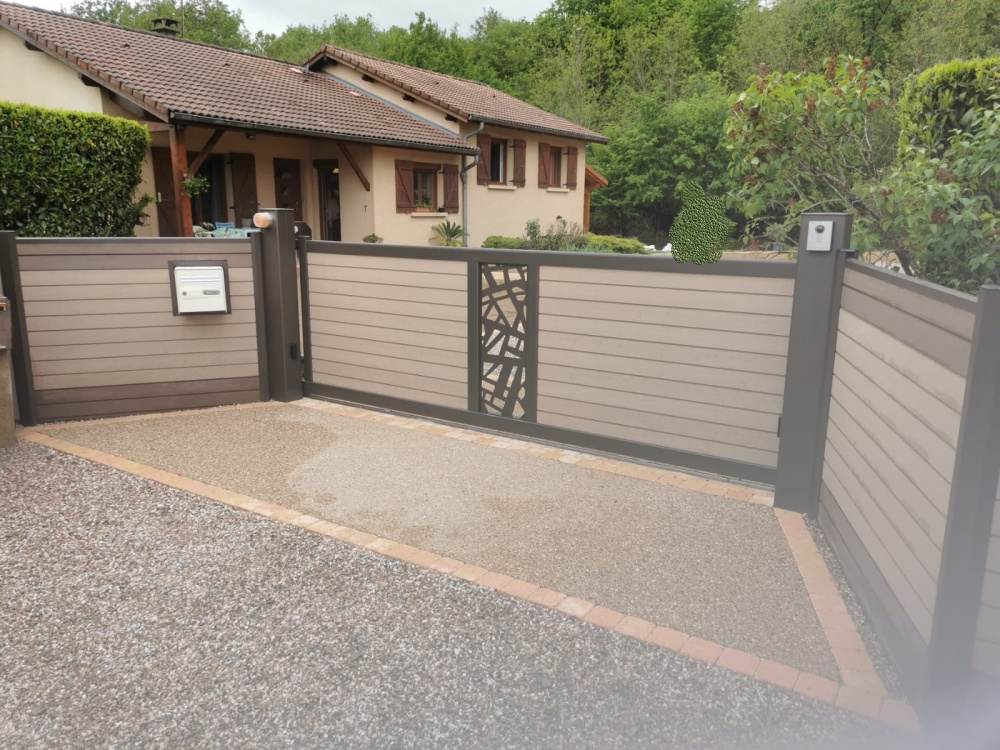 Portail avec décor et clôture composite