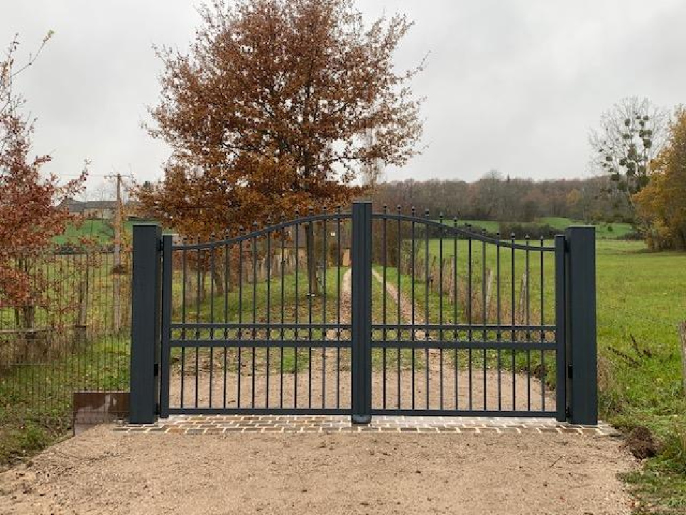 Portail battant ajouré en aluminium