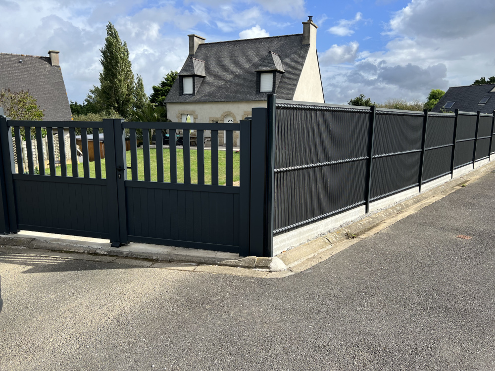 Portail battant aluminium Classic' + Grillage rigide DoMaClo'