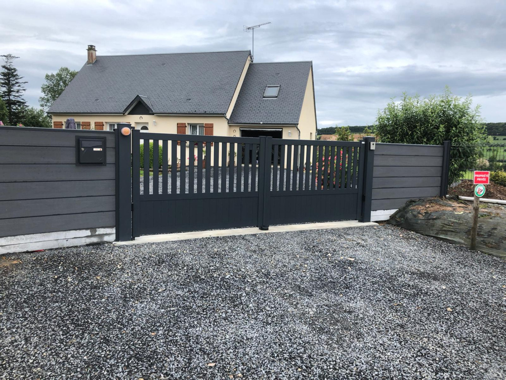 Portail battant semi-ajouré aluminium