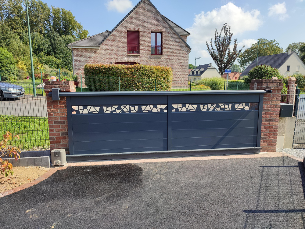 Portail coulissant aluminium avec décor