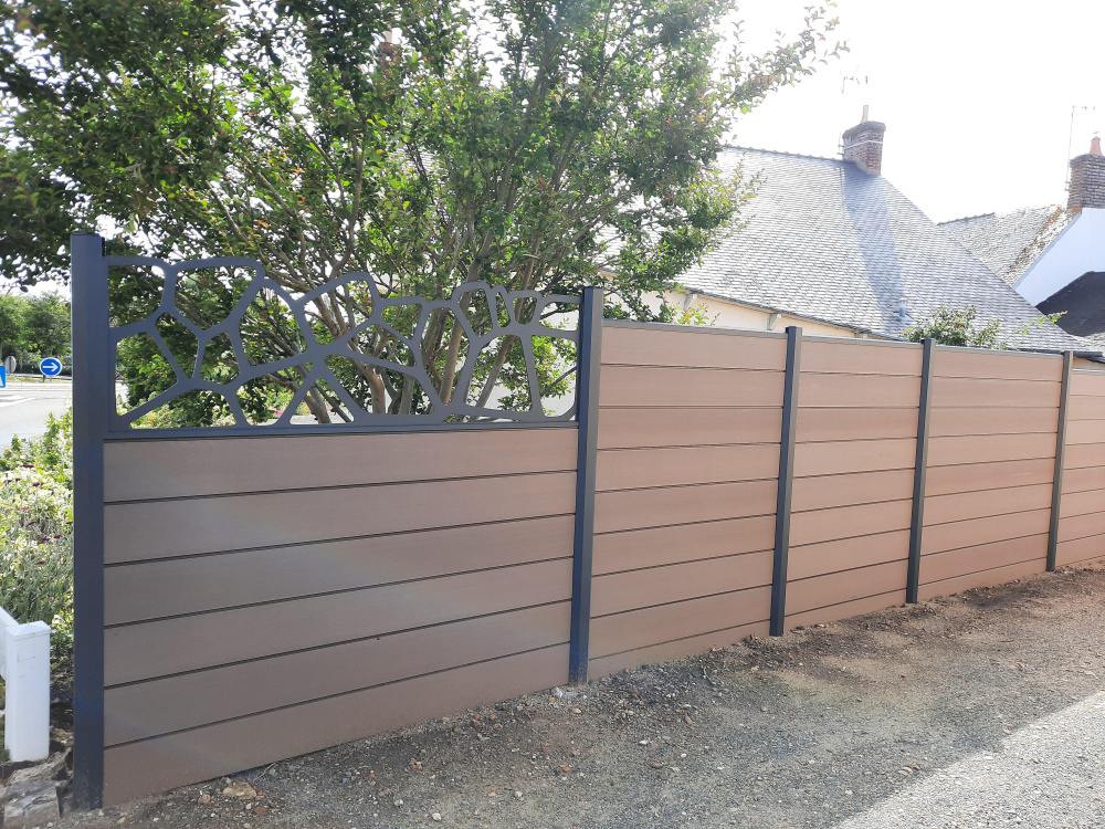 Clôture composite avec décor