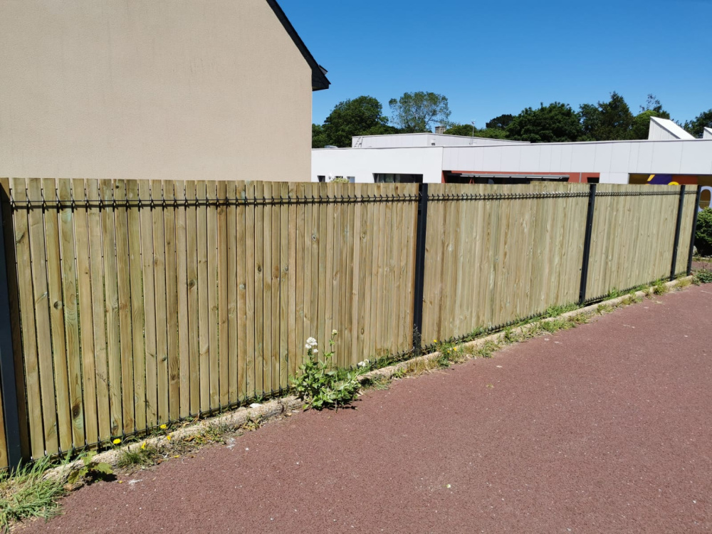 Clôture rigide avec occultant bois