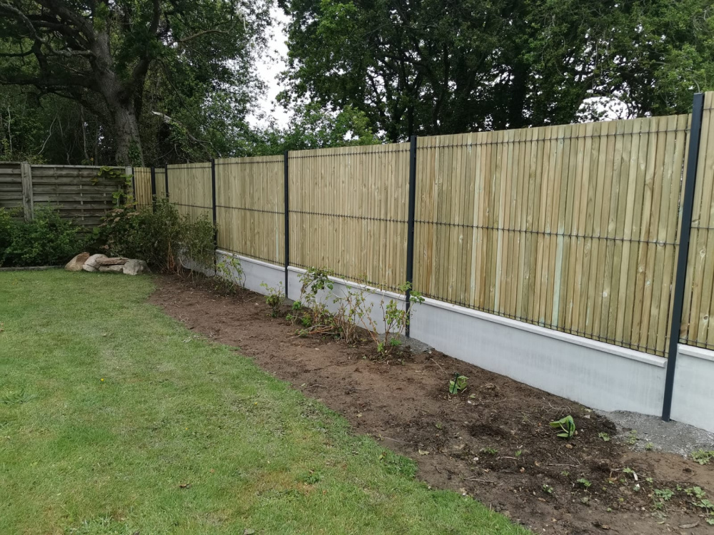 Clôture rigide avec occultant bois