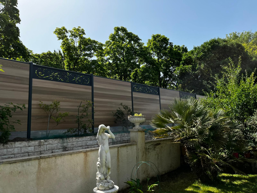 Clôture composite avec décor