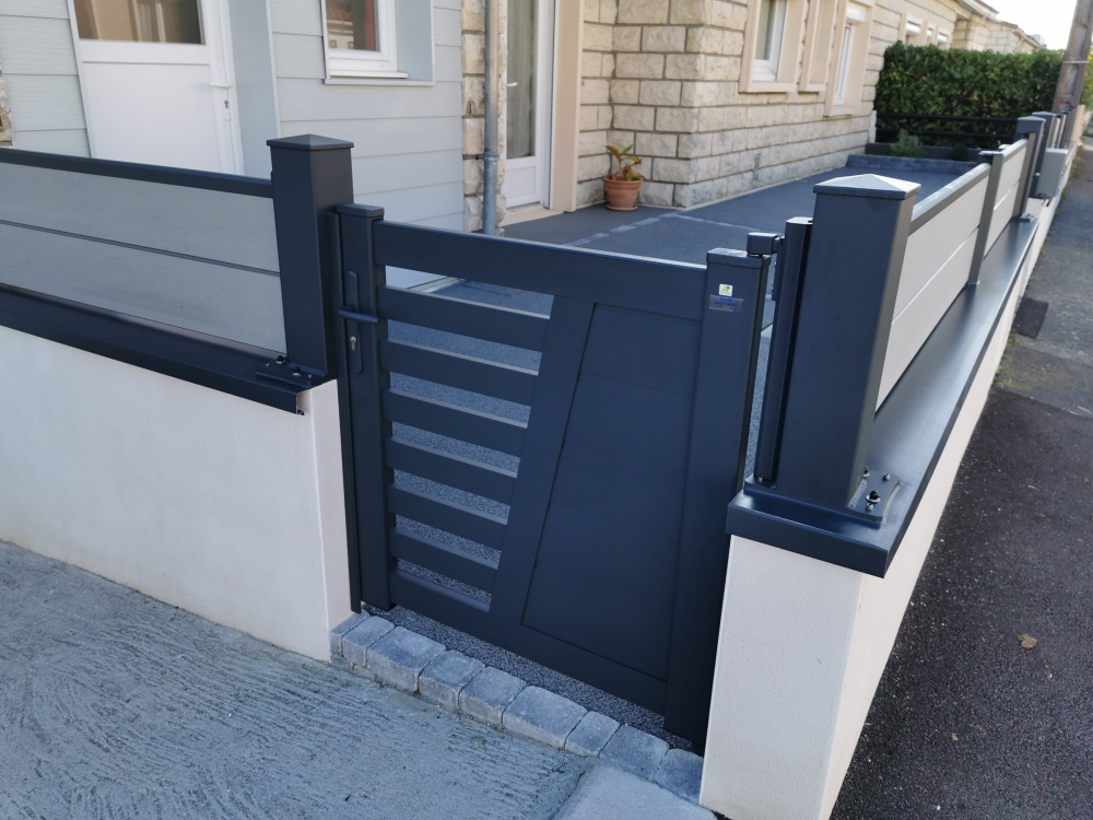 Clôture et portillon en composite