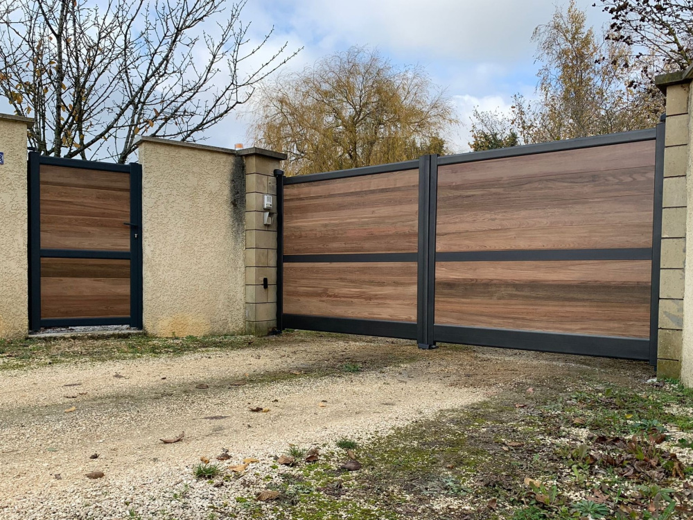 Portail et portillon composite